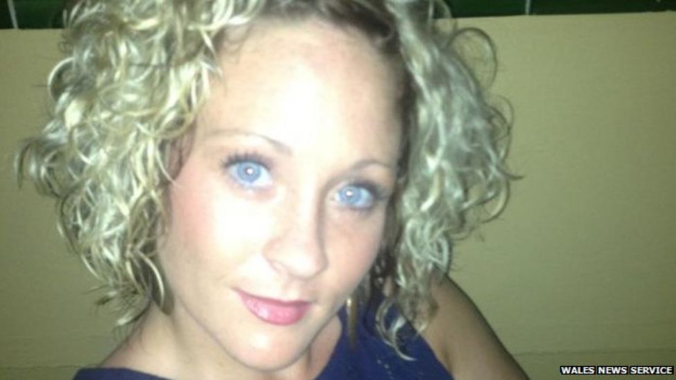 Natalie Thomas admits £8,500 memorial fund theft - BBC News