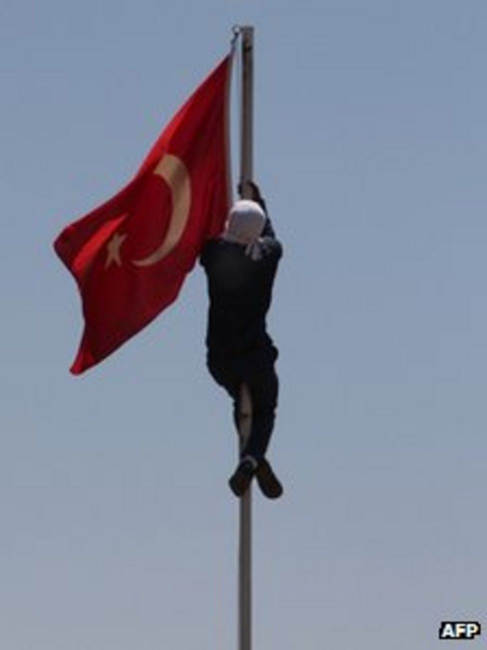 How a single protester sparked Turkish flag frenzy - BBC News