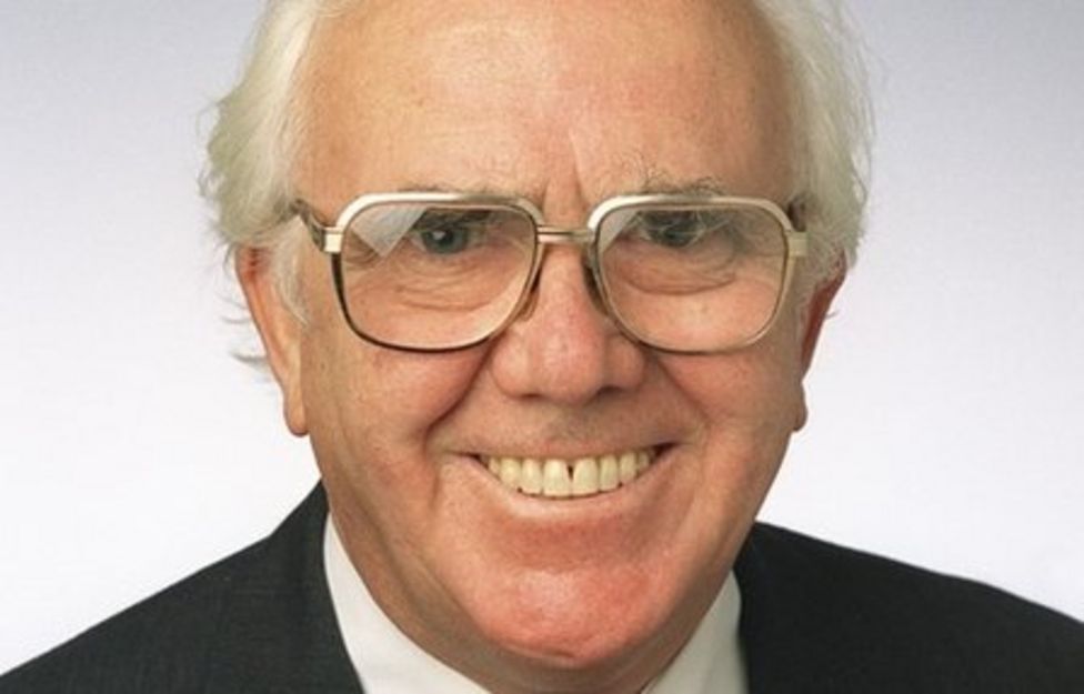 Joe Benton to step down as Labour MP for Bootle - BBC News