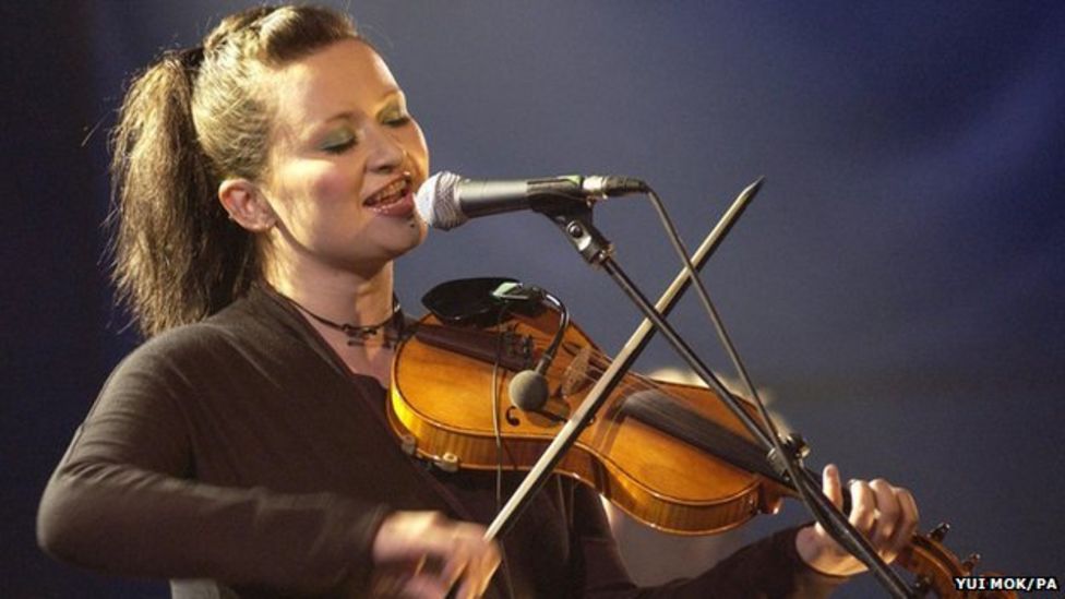 Birthday honour for folk musician Eliza Carthy - BBC News