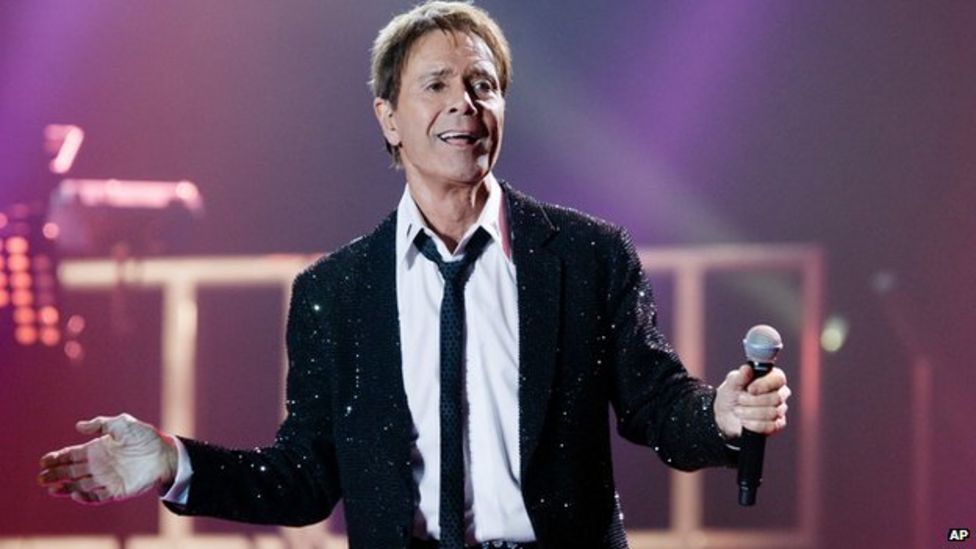 Sir Cliff Richard to stage free solo show in New York - BBC News