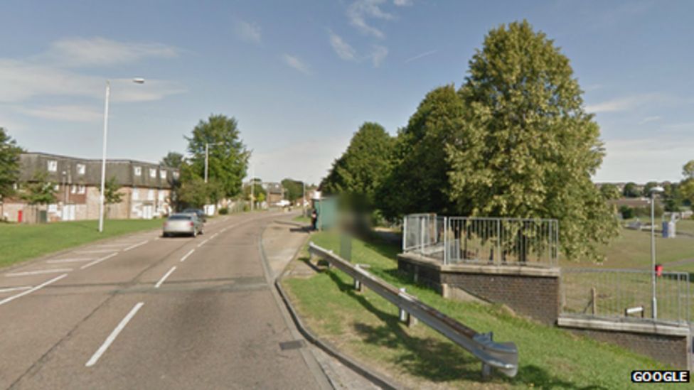 Luton teen, 16, hurt in sword attack on Marsh Farm estate - BBC News