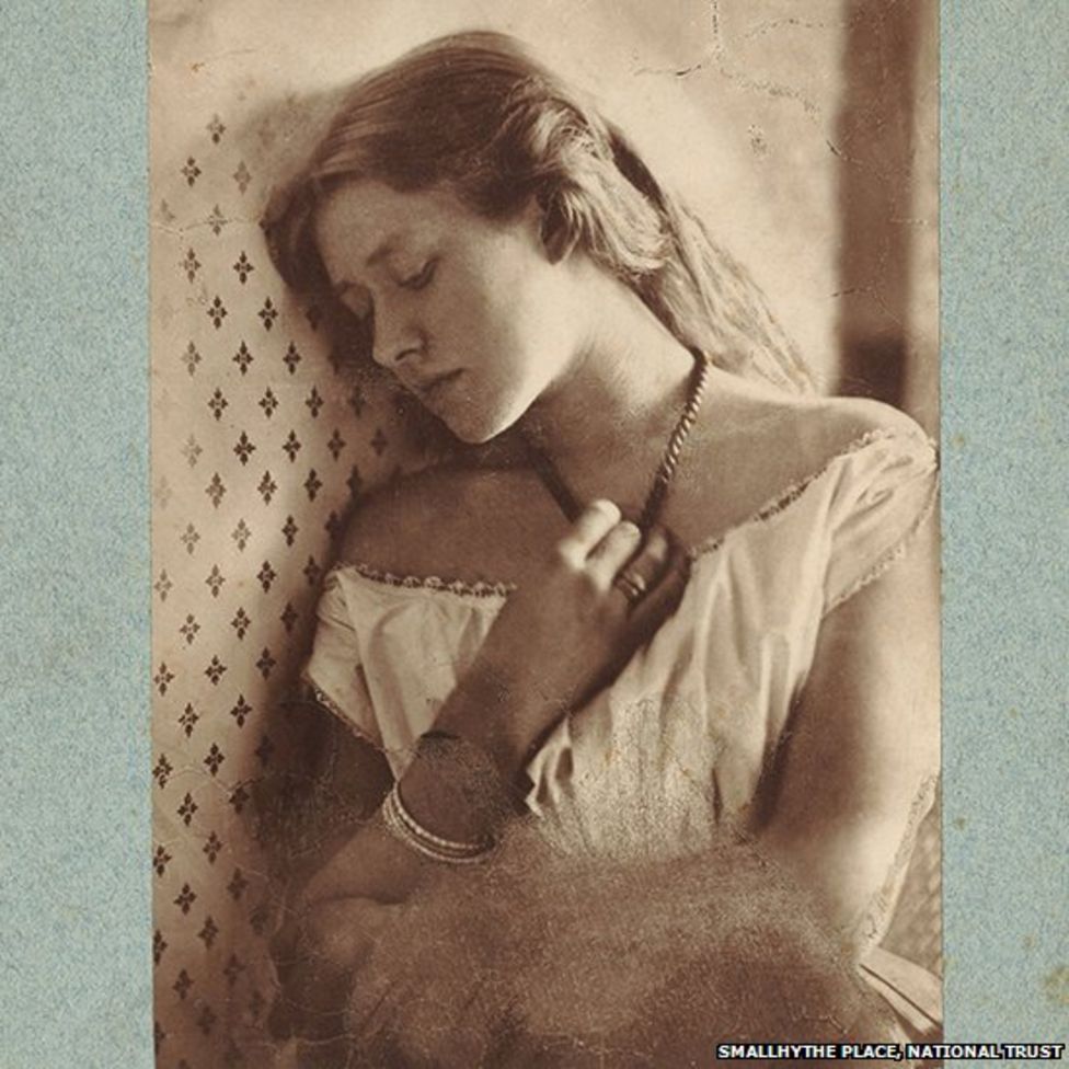 Guildford gallery explores 'most famous Victorian actress' - BBC News