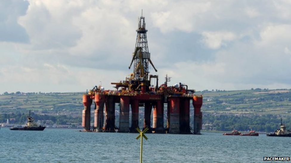 Blackford Dolphin oil rig leaves Harland and Wolff shipyard - BBC News