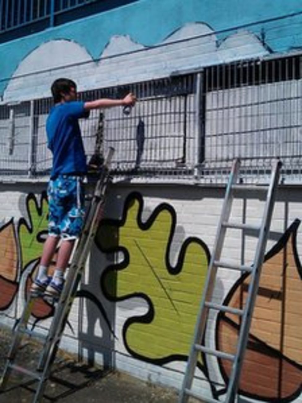 'Positive' Derry graffiti for Clipper Round the World Yacht Race - BBC News