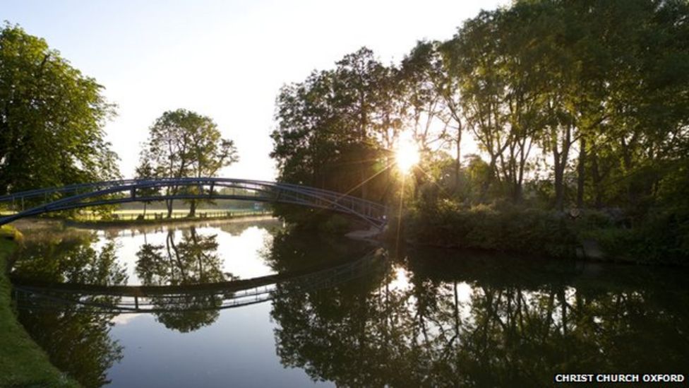 Jubilee Bridge: New river crossing opens in Oxford - BBC News