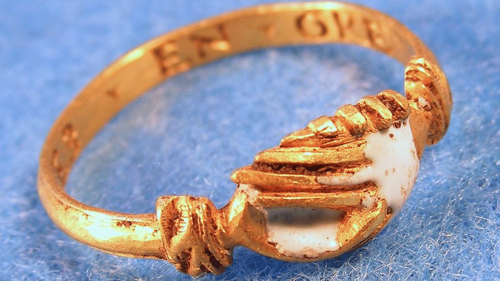 'Magnificent' Scottish treasure trove unearthed - BBC News