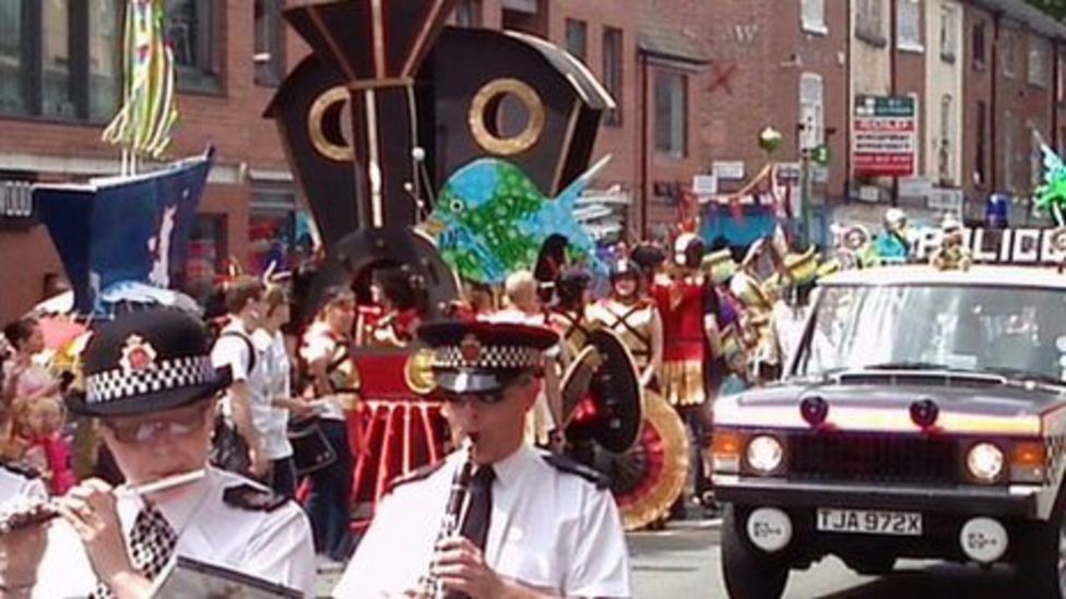 Thousands turn out for Manchester Day parade - BBC News