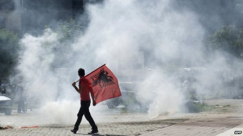Clashes in Kosovo's Mitrovica over bridge blockade - BBC News