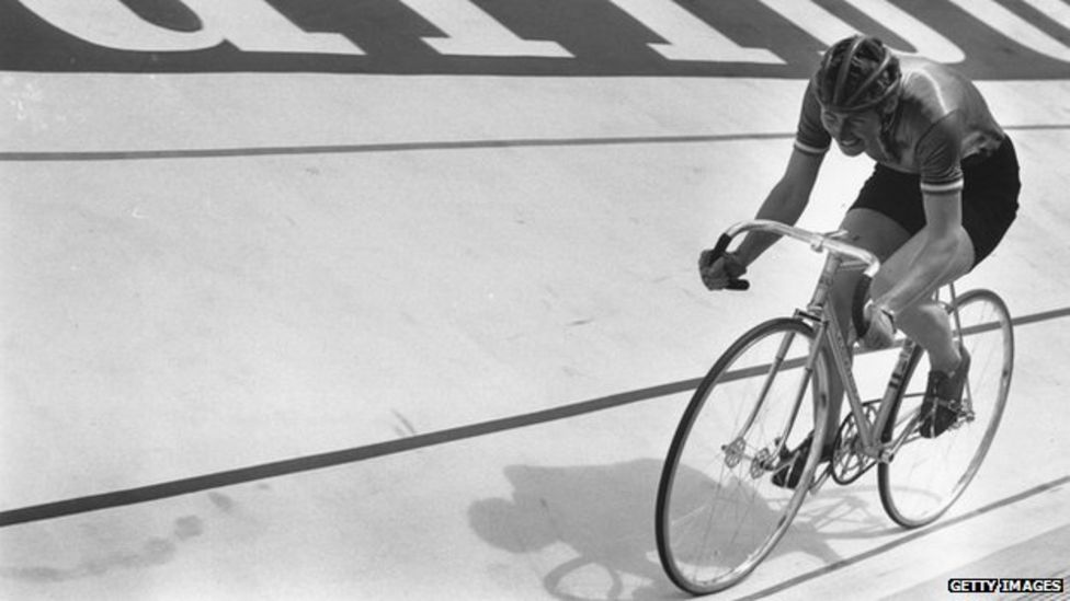 Cycling champion Beryl Burton gets civic honour - BBC News