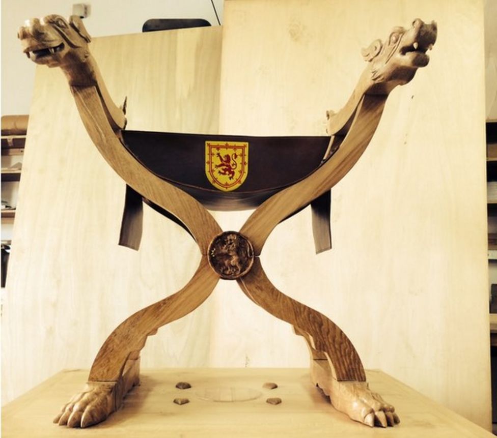 Tree 'planted by Bruce' used for throne reconstruction - BBC News