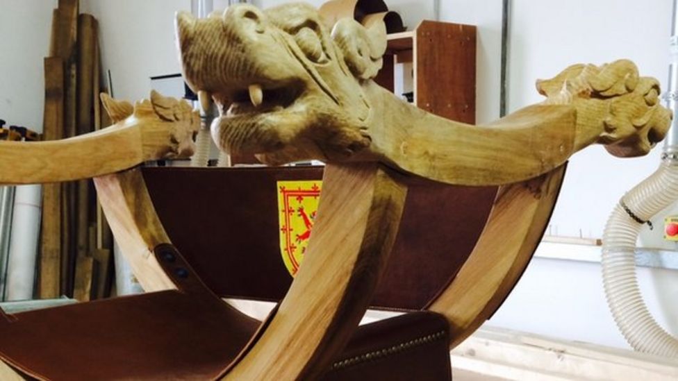 Tree 'planted by Bruce' used for throne reconstruction - BBC News