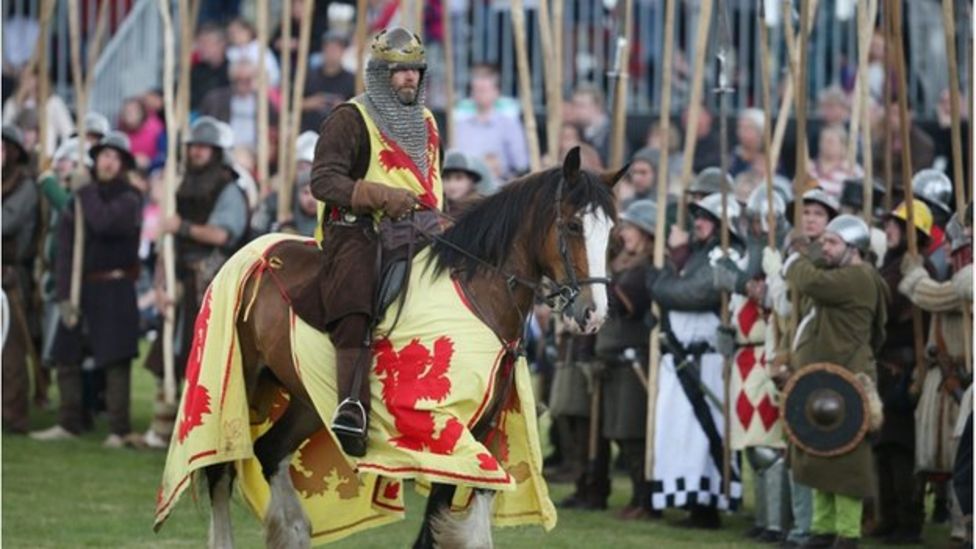 Thousands turn out for Bannockburn Live battle event - BBC News