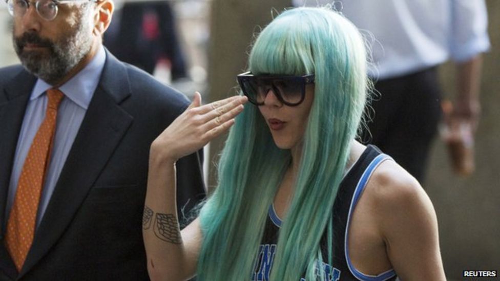 Amanda Bynes bong-throwing case dismissed by NY judge - BBC News