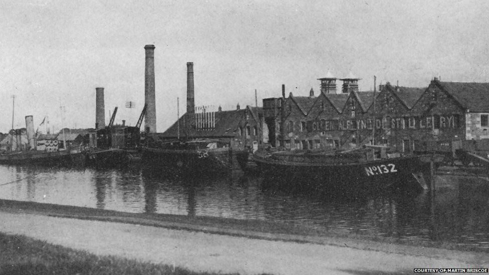 Stars and strife: US sailors who were lovers and fighters - BBC News