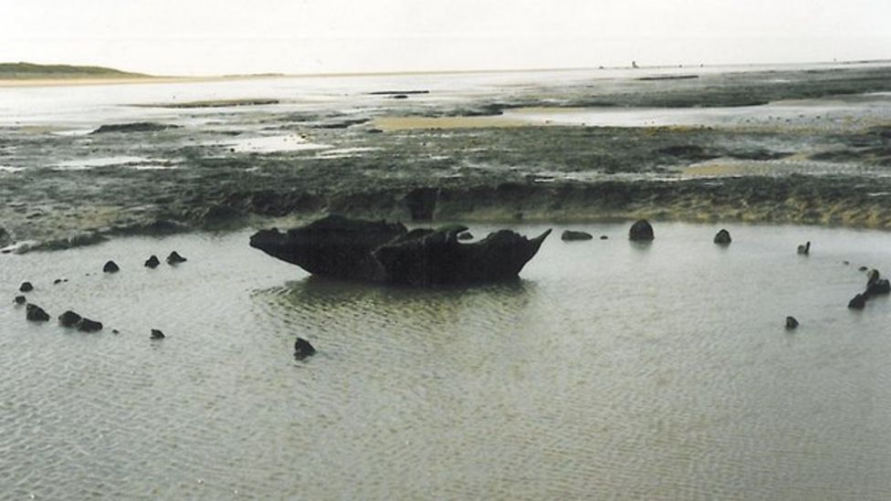 Seahenge: Second Holme-next-the-Sea wooden circle dated to 2049BC - BBC ...