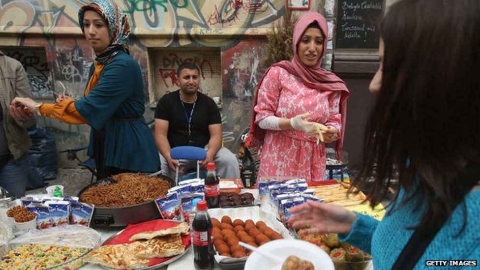 Who goes to German Pegida 'anti-Islamisation' rallies? - BBC News