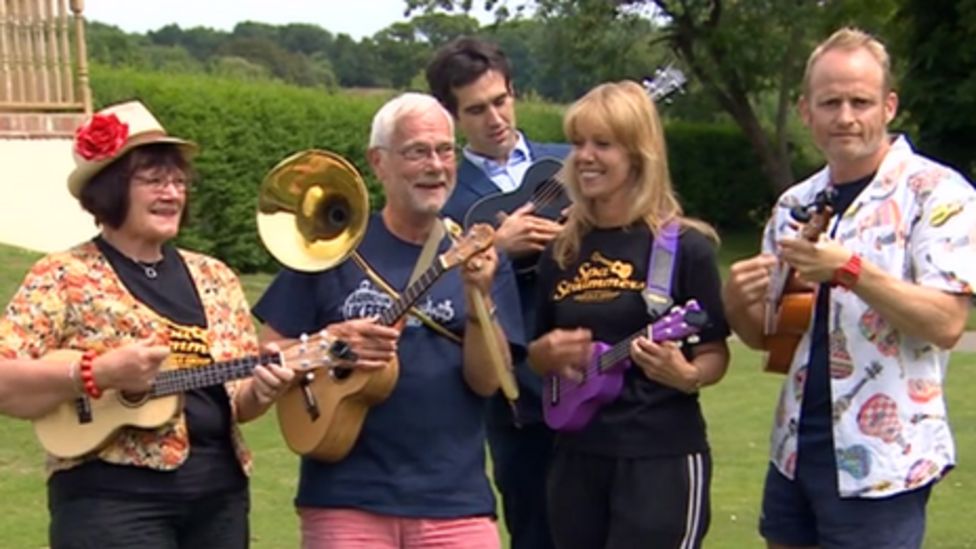 Thousands unofficially break largest ukulele ensemble record - BBC News