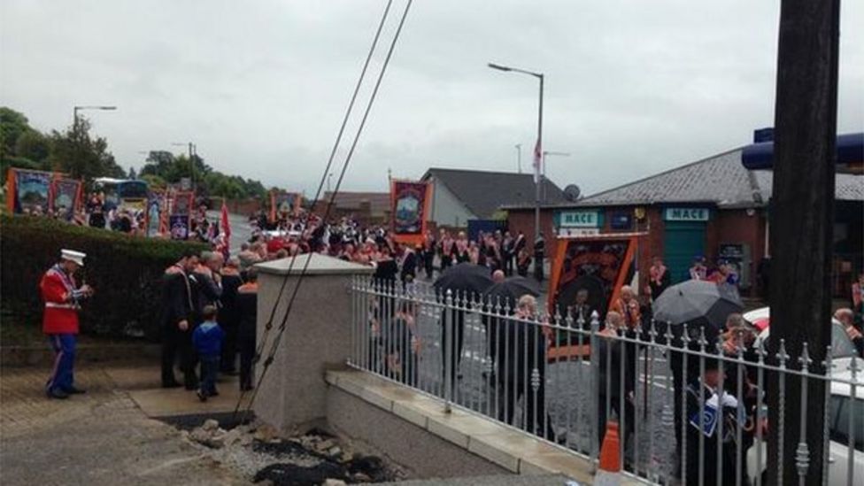 Orange Order: Thousands take part in annual Twelfth parades - BBC News
