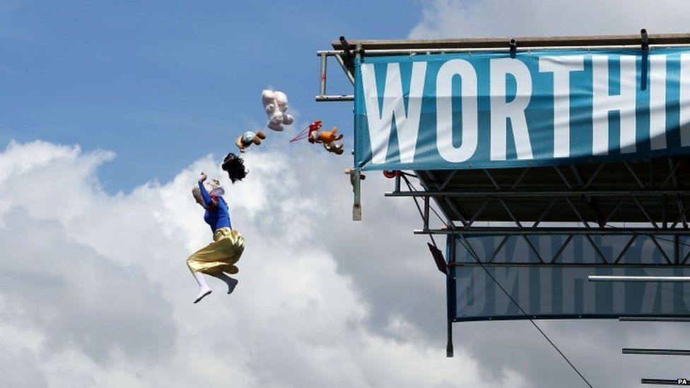 In pictures: Daredevils take flight in Worthing Birdman contest - BBC News