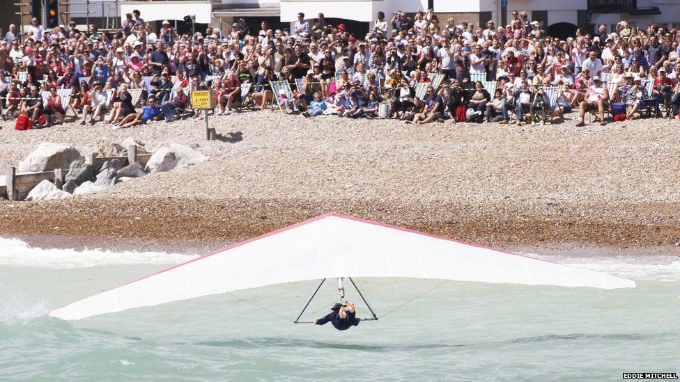 In pictures: Daredevils take flight in Worthing Birdman contest - BBC News