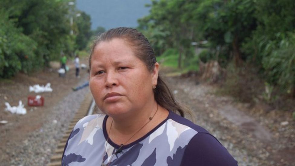 Las Patronas: The Mexican women helping migrants - BBC News