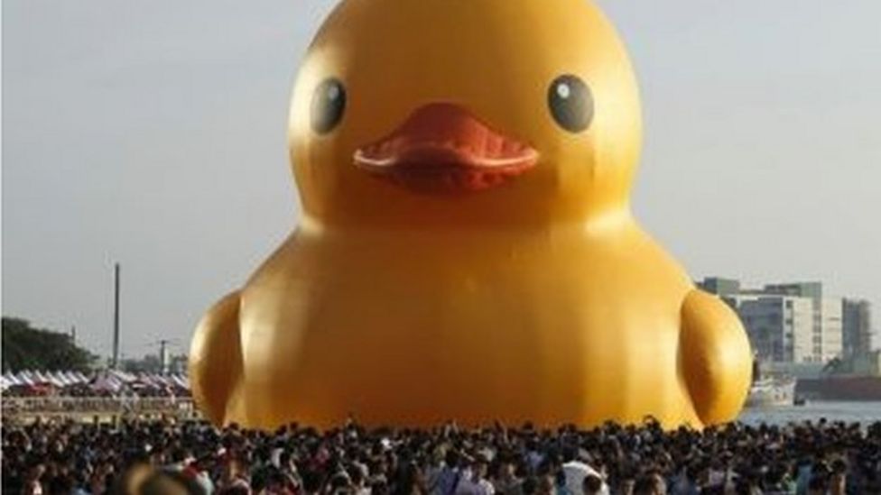Rubber duck artist's team alleges plagiarism by Brazil protesters - BBC ...