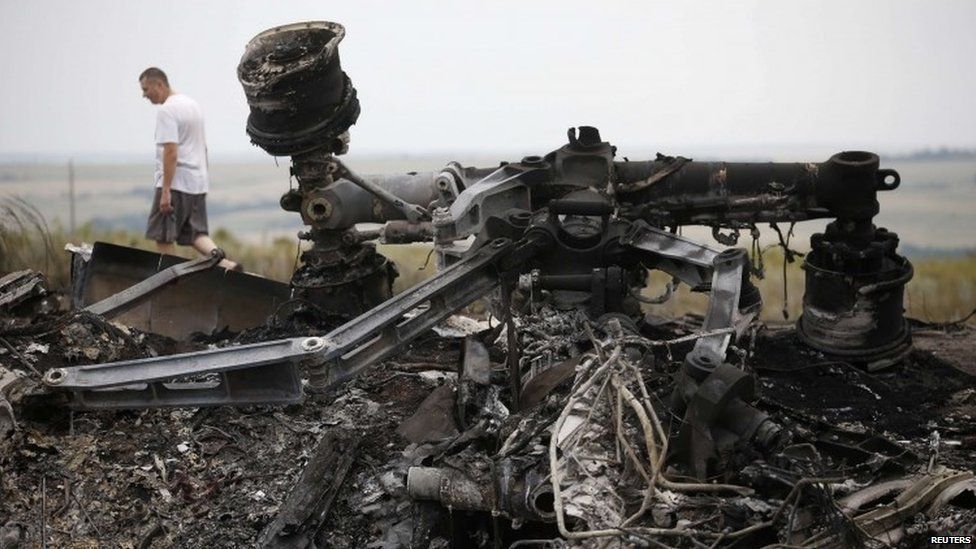 In pictures: Aftermath of MH17 disaster - BBC News