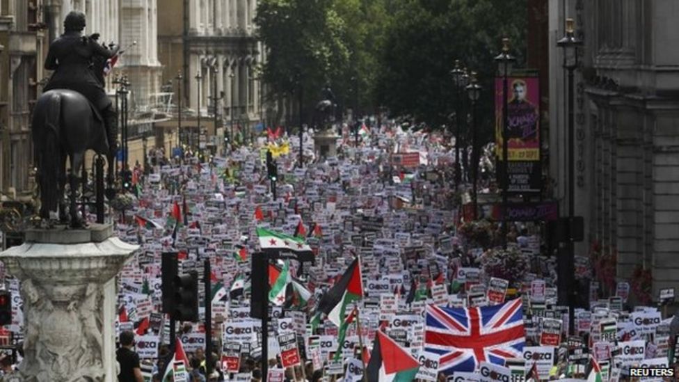 Thousands march through London over Gaza crisis - BBC News