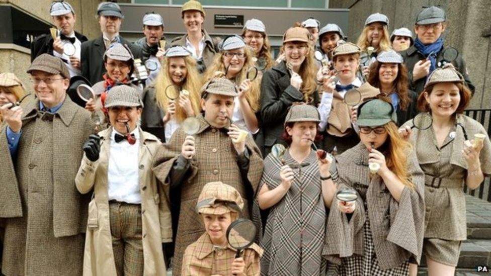 Crowds dressed as Sherlock Holmes stage world record bid - BBC News
