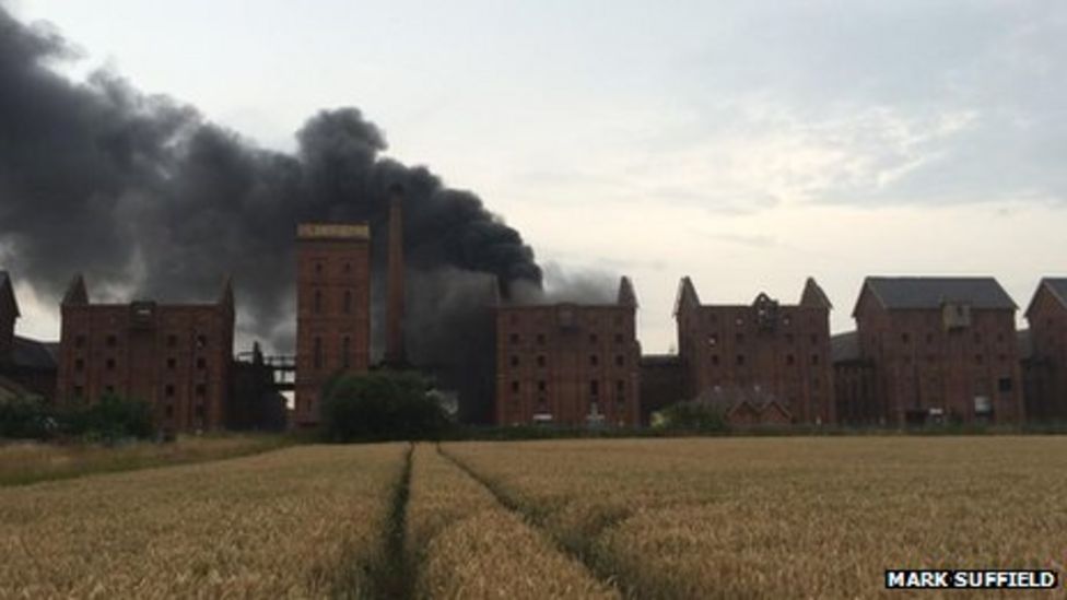 Sleaford Maltings: Fire damages derelict Lincolnshire landmark - BBC News