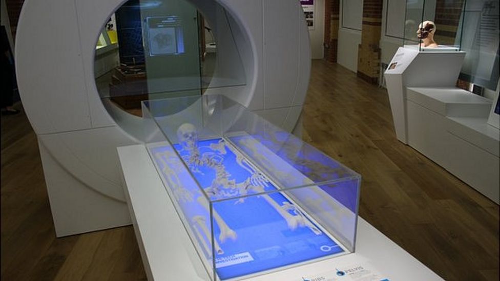 Leicester's Richard III visitor centre: Crowds at opening - BBC News