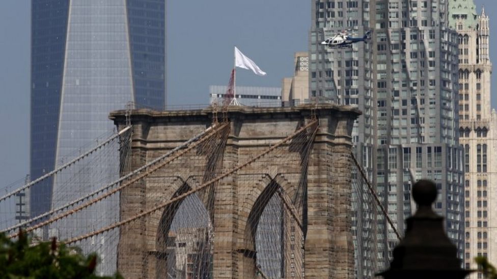 Brooklyn Bridge flag stunt claimed by German artists - BBC News