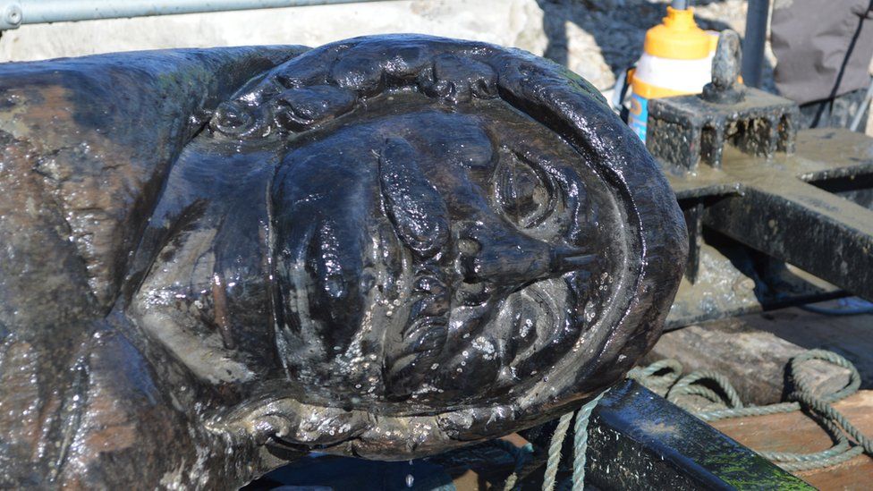 Poole Swash Channel Wreck: Artefacts go on show - BBC News