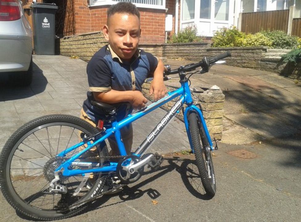 Birmingham teenager with dwarfism 'barred from buses' - BBC News