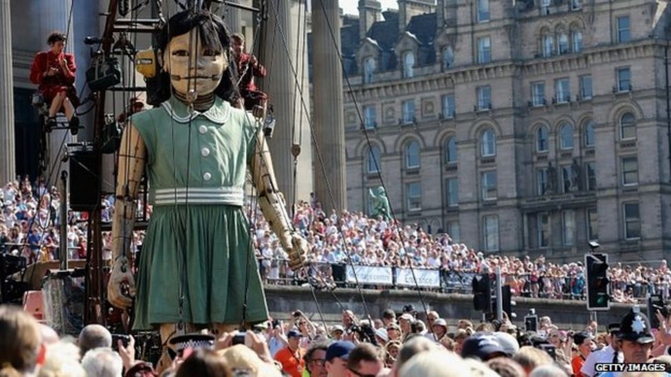 Liverpool Giants: Thousands welcome marionettes to city - BBC News
