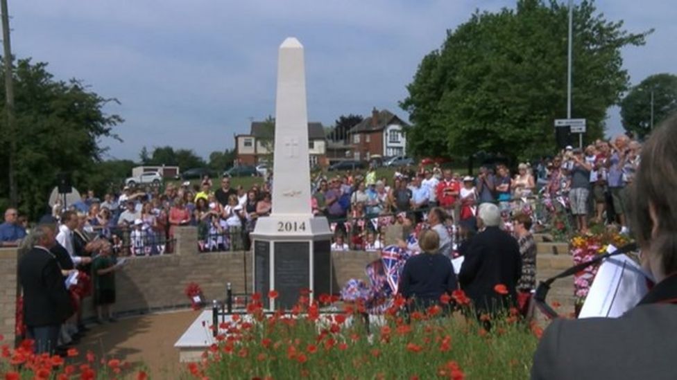 Selston's first war memorial unveiled - BBC News