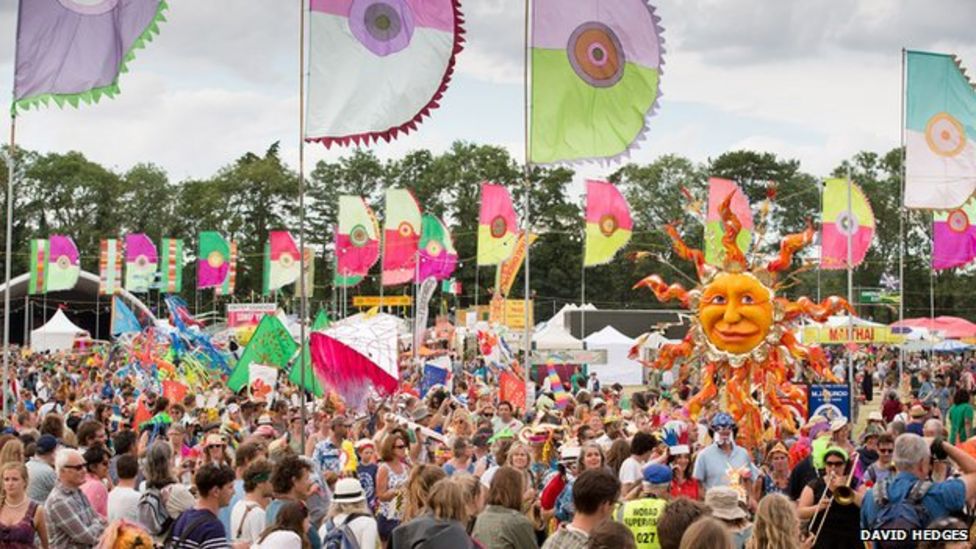 Sunshine sees Womad's record sellout - BBC News