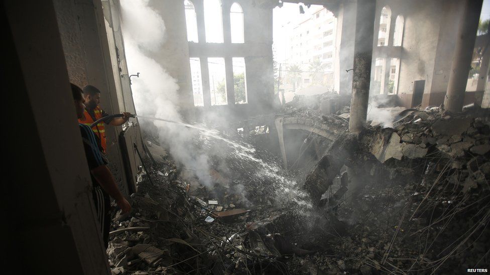 In pictures: 'Heaviest night' of Gaza strikes - BBC News