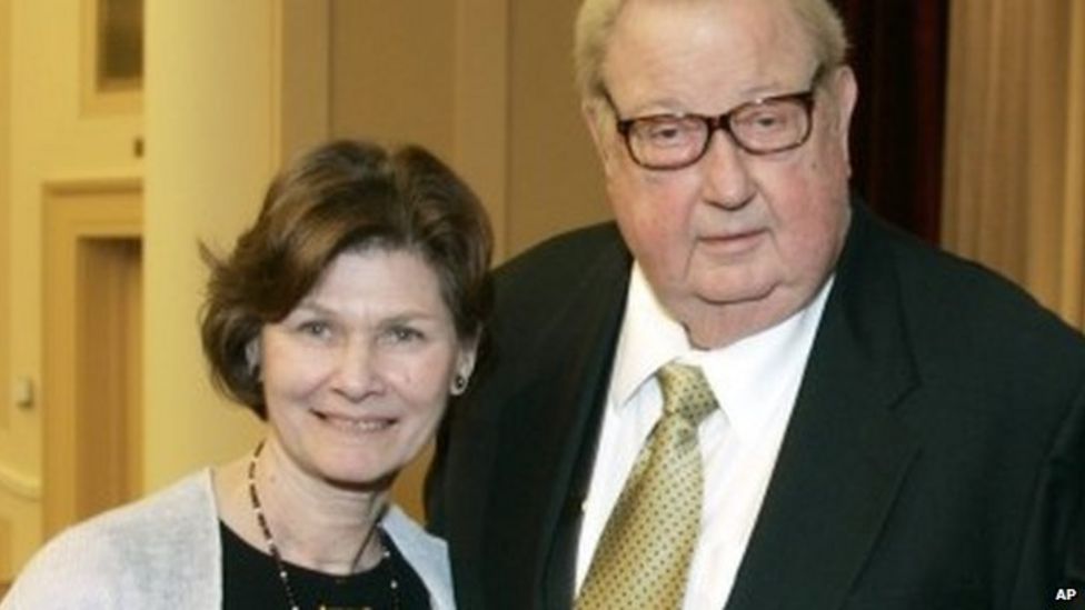Pioneer of modern documentary Robert Drew dies aged 90 - BBC News