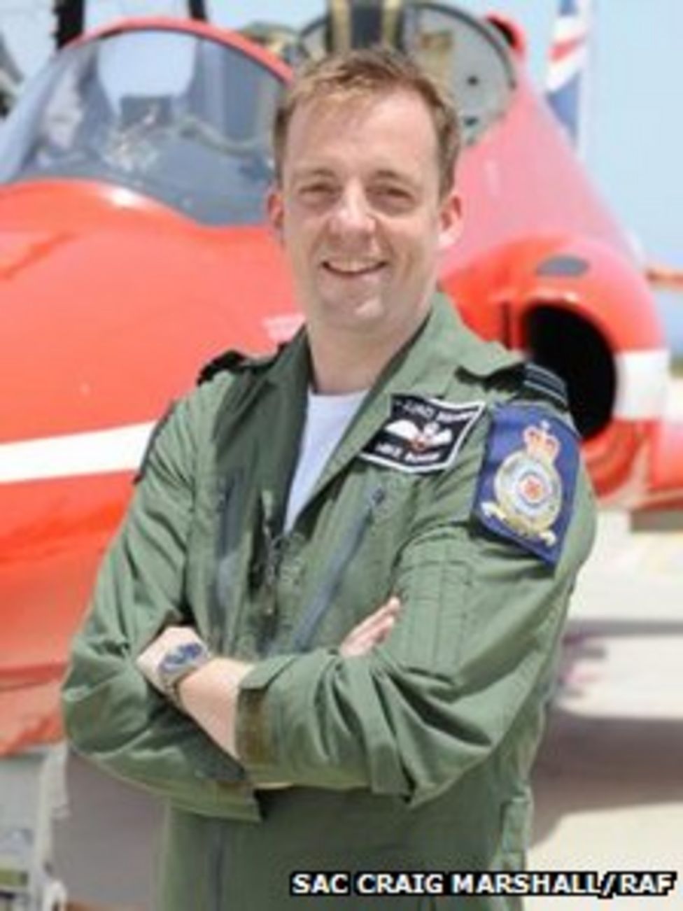 Newport pilot Michael Bowden flies high with Red Arrows - BBC News
