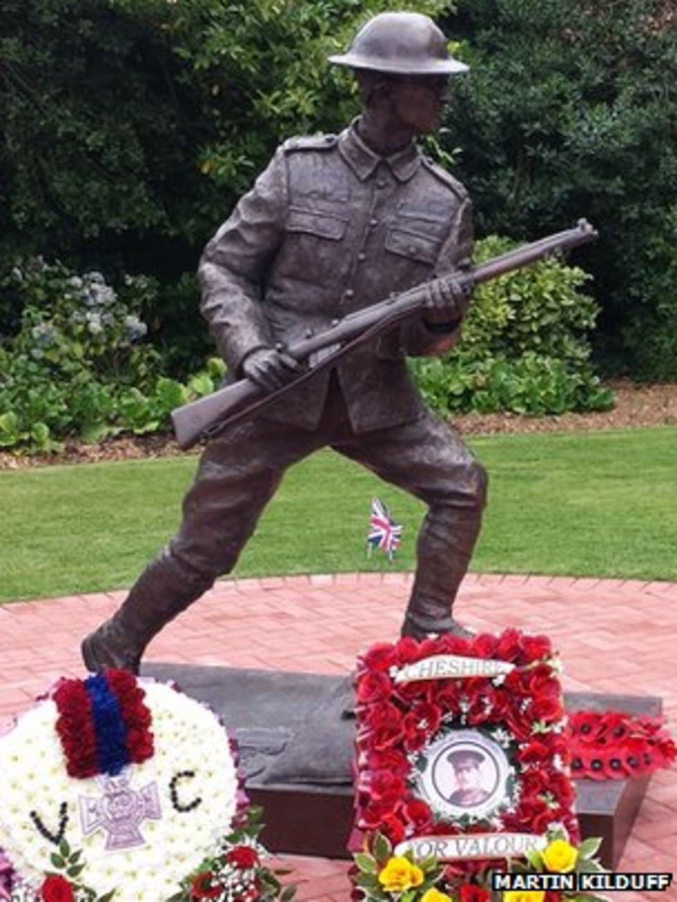Runcorn statue of WW1 hero Thomas 'Todger' Jones unveiled - BBC News