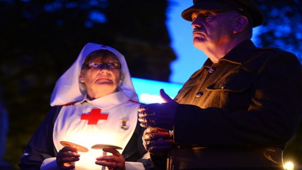 WW1 centenary: Column of light illuminates London commemoration - BBC News