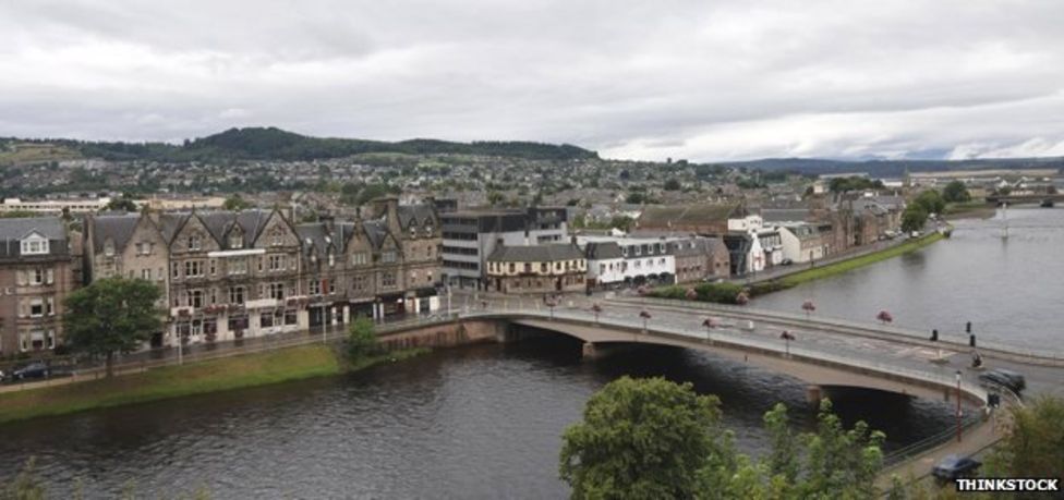The British police on armed routine patrol - BBC News