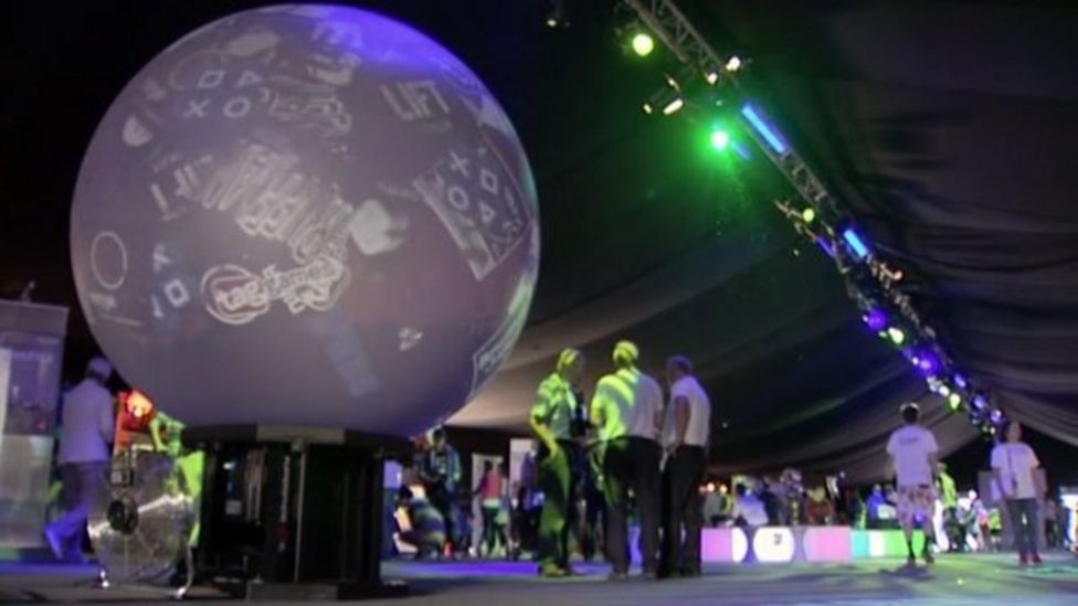 V&A video game based on William Morris design launched - BBC News