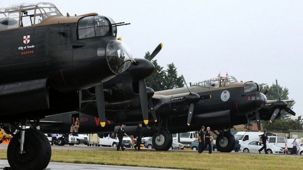 Historic Lancasters' tandem flight takes place in Lincolnshire - BBC News