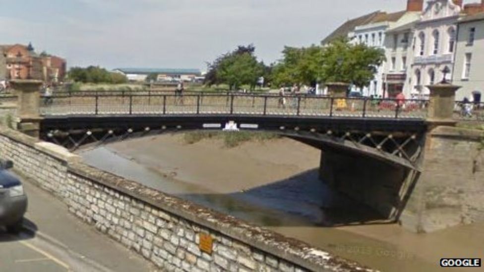 Refurbishment work begins on Bridgwater Town bridge - BBC News