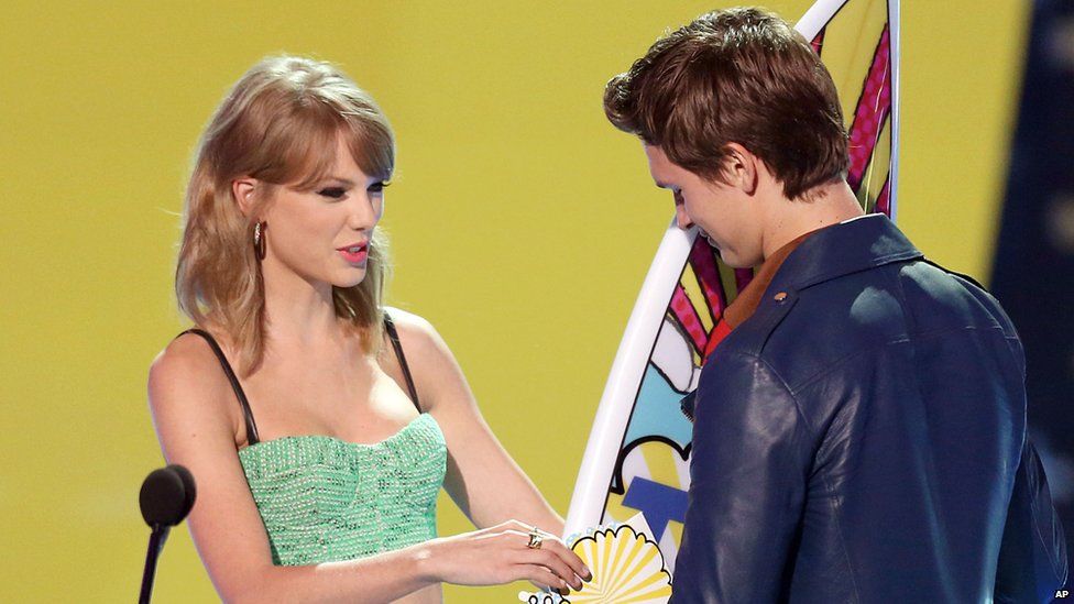 Stars on stage for Teen Choice Awards 2014 - BBC Newsround