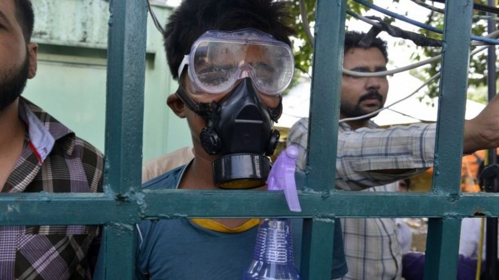 Pakistan protesters march on parliament in red zone - BBC News