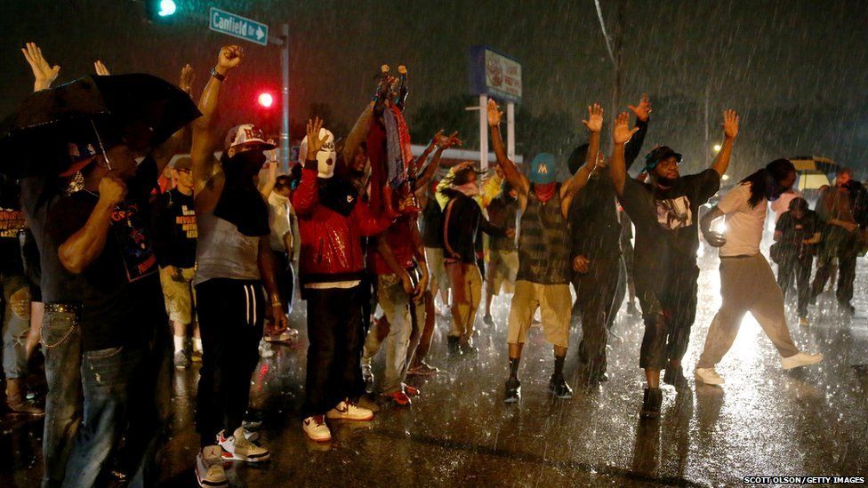 In pictures: Ferguson rioting - BBC News
